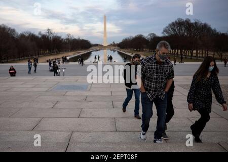 People visit the Lincoln Memorial Reflecting Pool, Tuesday, June 30 ...