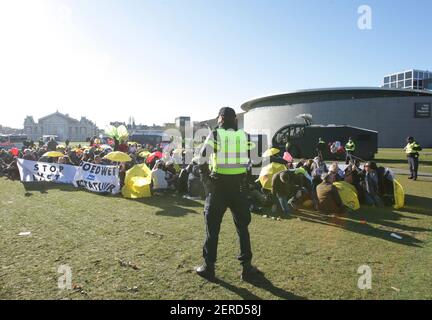 Dutch anti-riot police enclose anti-lockdown supporters during illegal ...