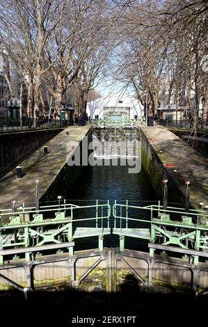 Canal Saint Martin bridge and locks Stock Photo - Alamy