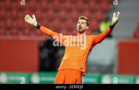 Kevin Trapp (Eintracht Frankfurt, #01) mit Ball, GER, Eintracht Frankfurt, Trainingsauftakt ...