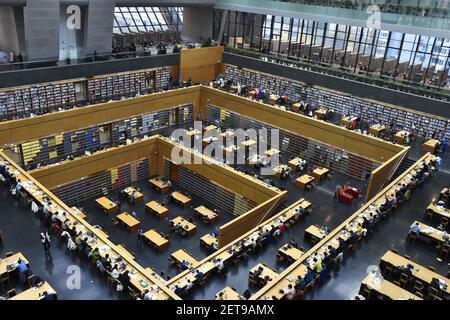 --FILE--Local residents read books at the National Library of China ...