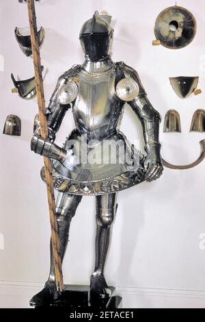 Classic Medieval Full Suit of Armor Stock Photo - Alamy