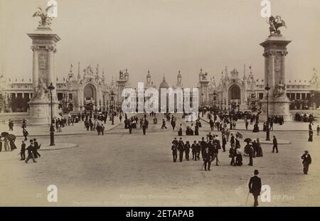 Perspective du Pont Alexandre III et de l'avenue Nicolas II Stock Photo ...