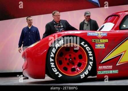 CARS 3, from left, Lightning McQueen (voice: Owen Wilson), Cruz Ramirez ...