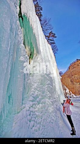 (170124) -- SHENYANG, Jan. 24, 2017 -- Tourists enjoy the hot spring in ...