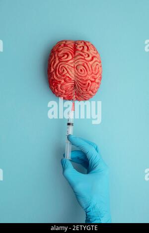 Doctor , Brain,Syringe, health concept Stock Photo - Alamy
