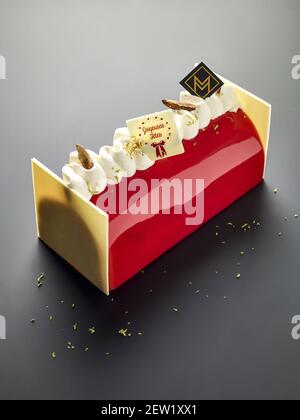 Christmas log, white chocolate, raspberry Stock Photo - Alamy