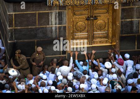 Multazam - The door of Kaaba. Crowd of people trying to touch the Doors ...