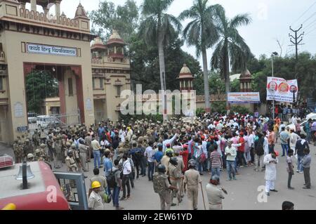 Main Gate of Banaras Hindu University in Varanasi, India Stock Photo ...