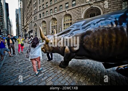 Charging Bull statue, aka Wall Street Bull, New York Stock Photo - Alamy