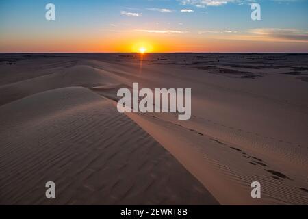 Sunset over the sand dunes, Djado Plateau, Sahara, Niger, Africa Stock ...