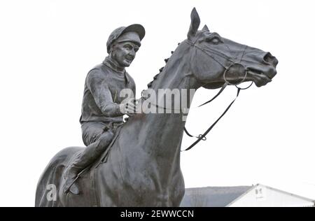 STATUE OF ARKLE CHELTENHAM 5/3/2003 PICTURE DAVID ASHDOWNHORSE RACING ...