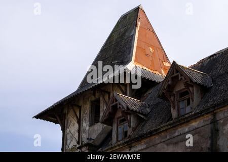 Now-abandoned house in the ruins of the Citadel of Erbil, Kurdistan ...