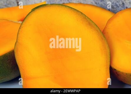 Platter of cut Kent mango fruit Stock Photo - Alamy
