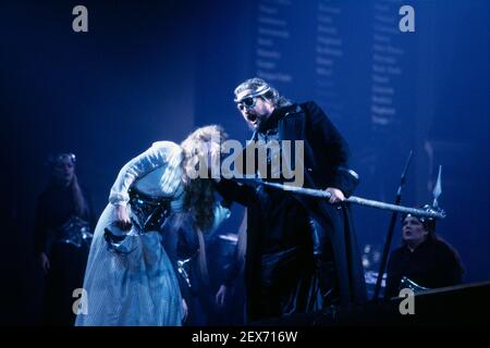 Anthony Raffell (Wotan), Linda Esther Gray (Brunnhilde) in THE VALKYRIE ...