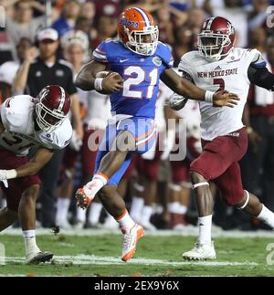 Florida running back Kelvin Taylor (21) carries past Florida linebacker ...