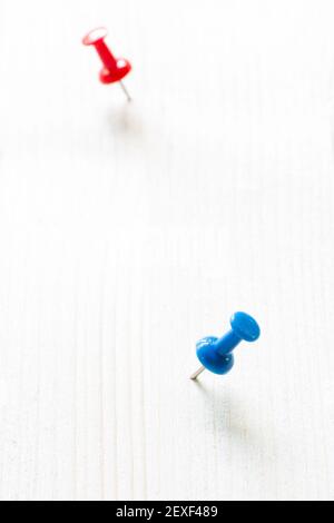 Blue and red push pins Stock Photo - Alamy