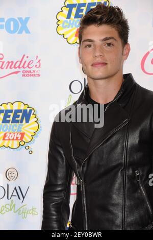 Gregg Sulkin arrives to the Los Angeles premiere of "The Last Song" at ...