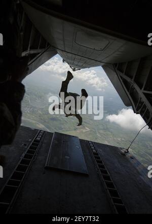 BASA AIR BASE, Philippines ─ A U.S. Marine Corps crew chief assigned to ...
