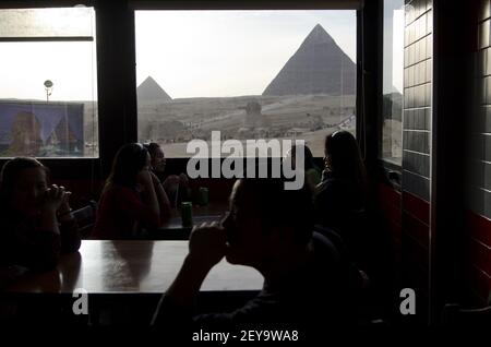 Pizza Hut at the Giza Pyramids, Cairo, Egypt Stock Photo - Alamy