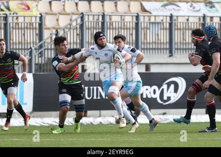 Renato Giammarioli (Zebre) comes up on Jamie Dobie during Zebre vs ...