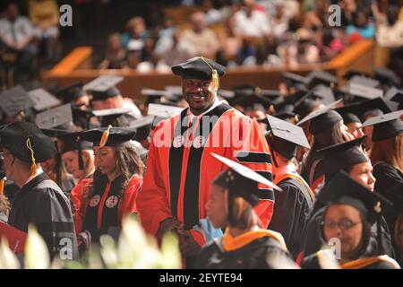 Shaquille O'Neal Shaquille O'Neal receives his doctoral degree in ...