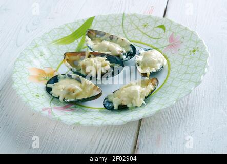 La mouclade Charentaise - Baked mussels with cheese and garlic bread ...