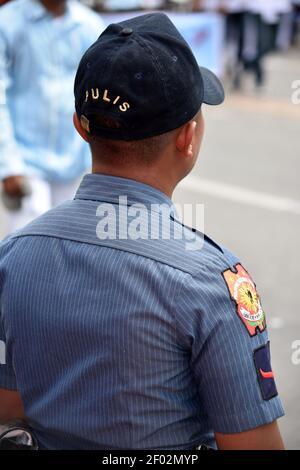A Philippine Police Officer In Uniform Stock Photo - Alamy