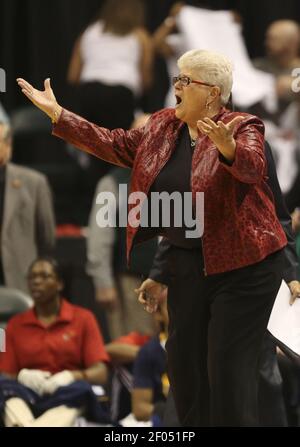 Indiana Fever coach Lin Dunn in the first half of a WNBA basketball ...