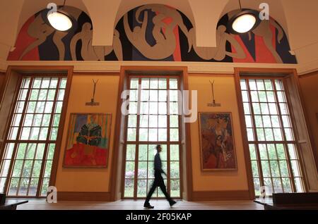 A gallery of the Barnes collection in Philadelphia features paintings ...