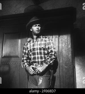 ALAN LADD on set candid drinking coffee with Film Crew during filming ...