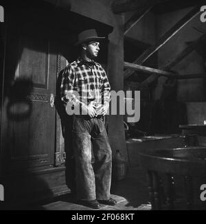 ALAN LADD on set candid drinking coffee with Film Crew during filming ...
