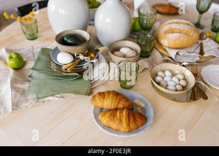 A beautiful table setting with crockery for the celebration of Easter ...