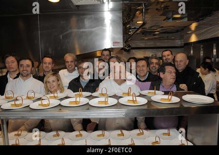 Le Bernardin chef Eric Ripert (2r) poses during 'The World's 50 Best ...