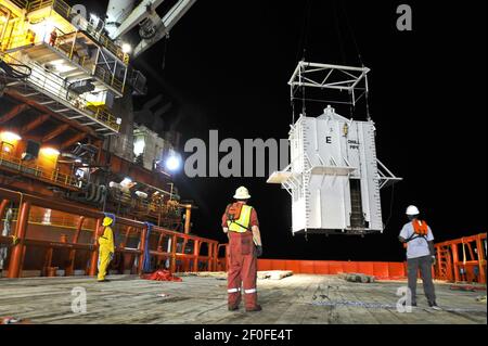 The mobile offshore drilling unit Q4000 holds position directly over ...