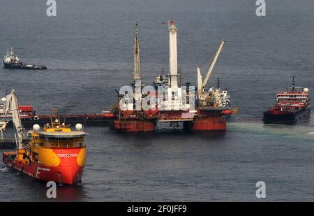 The mobile offshore drilling unit Q4000 holds position directly over ...
