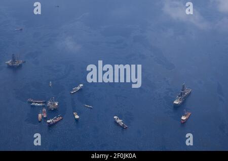 The mobile offshore drilling unit Q4000 holds position directly over ...