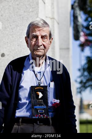 Joe Ransom, Pfc. in the 101st Airborne, visits the WWII Memorial in ...