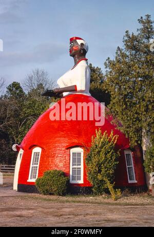 Mammys Cupboard in Natchez Mississippi has a restaurant inside a womans ...