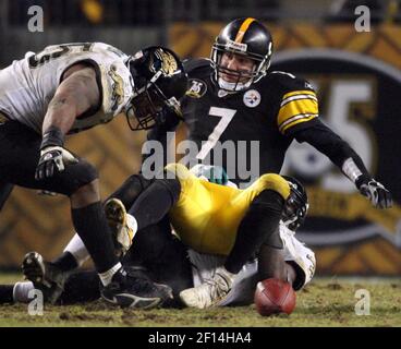 Jacksonville Jaguars' Bobby McCray (93) and Scott Starks (31) leave the ...