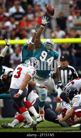 Houston Texans kicker Kris Brown, right, converts an extra-point with ...