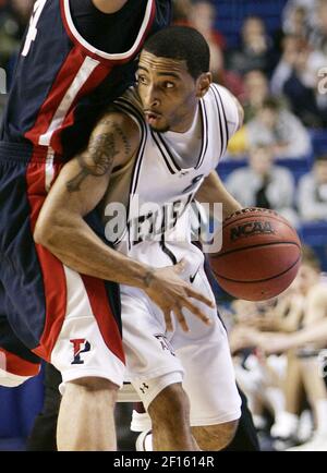 Texas A&M's Acie Law IV, left, drives around St. Louis' Kevin Lisch ...