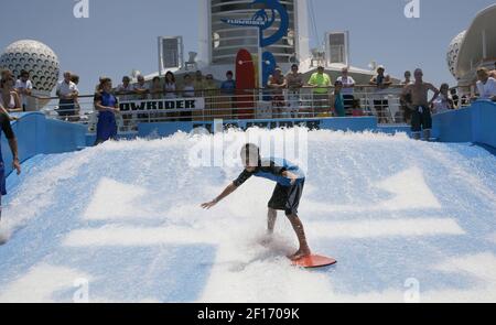 FlowRider surf simulator on Royal Caribbean's Oasis of the Seas cruise ...