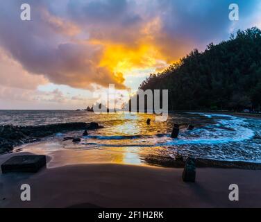 Sunrise at Hana Bay Beach Park, Hana, Maui, Hawaii, USA Stock Photo - Alamy