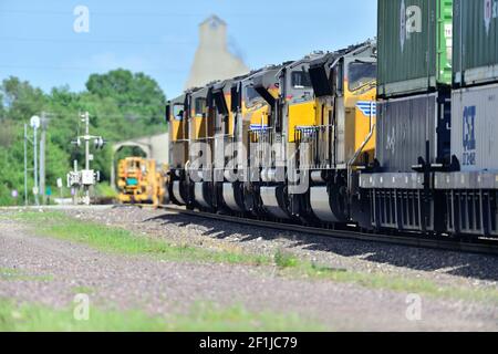An eastbound Union Pacific intermodal freight train rolls through Gibbon, NE Stock Photo - Alamy