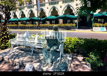 The charming Plaza Colima and Juan Rulfa statue, Colima, Mexico Stock ...