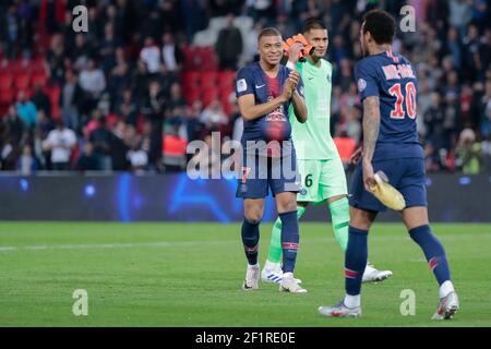 Kylian Mbappe Lottin (PSG), balloon carried like a pregnant woman ...