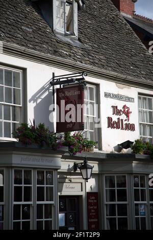 The Red Lion pub in Faringdon, Oxfordshire, England UK Stock Photo - Alamy