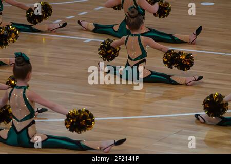 Cheerleader doing the splits Stock Photo - Alamy