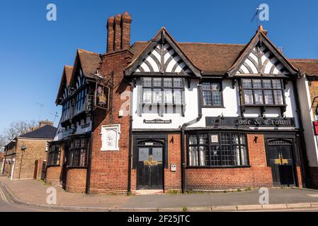 The Rose and Crown pub in North Parade, Oxford, an old and traditional ...